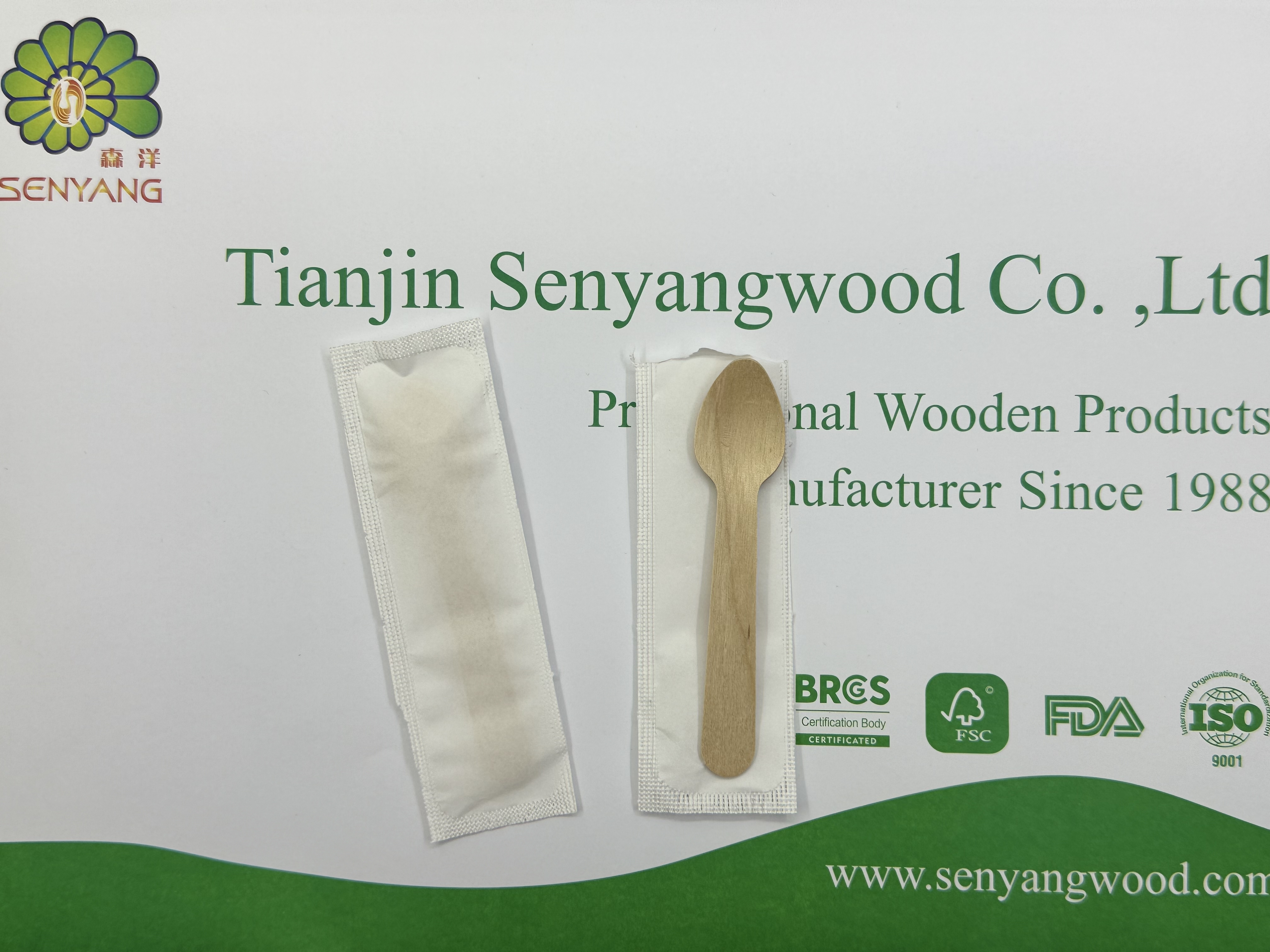95 mm curved spoon with paper pouch.