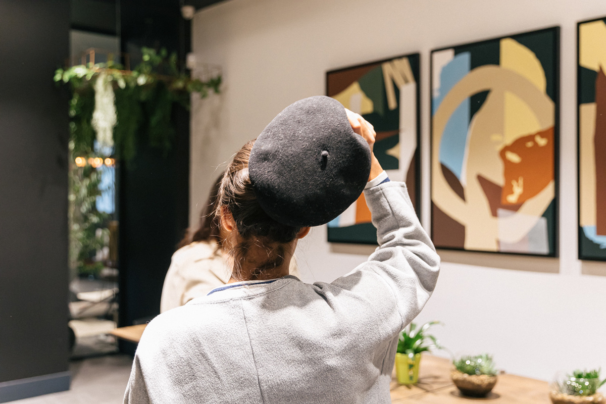 Should I take off my hats indoors? - French Etiquette